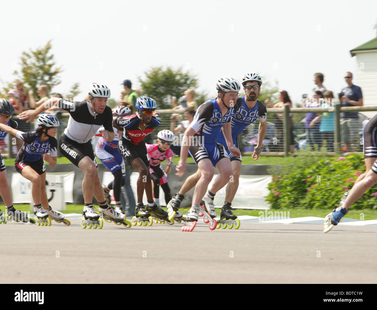 Speed skaters sprinting hi-res stock photography and images - Alamy