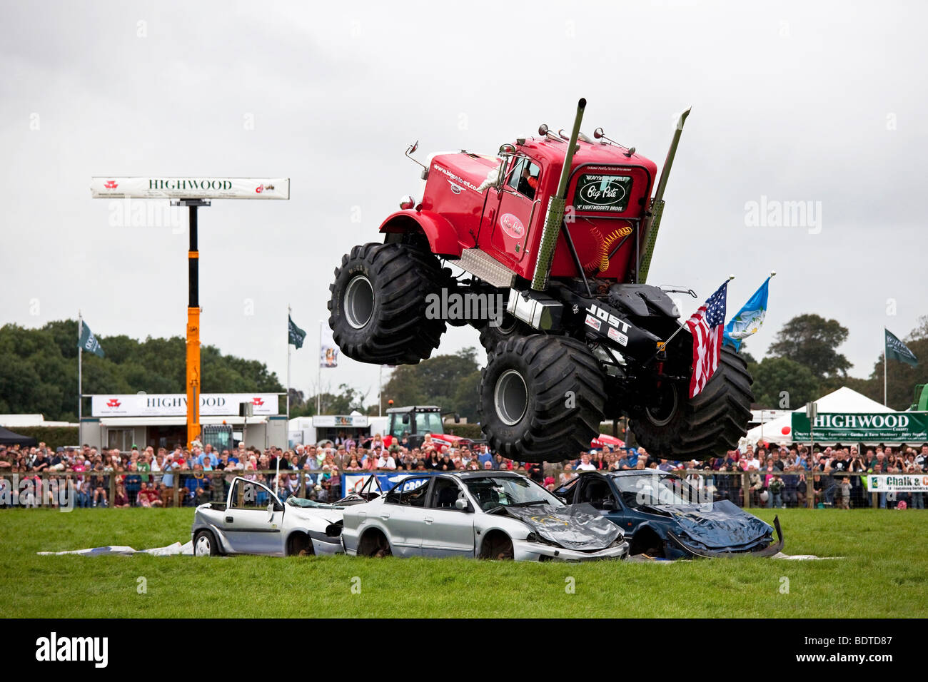 Crushed cars truck hi-res stock photography and images - Alamy