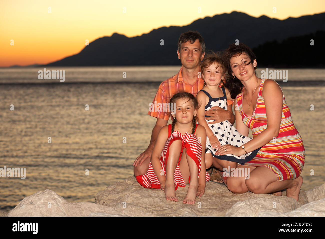 Family sunset mum dad children hi-res stock photography and images - Alamy