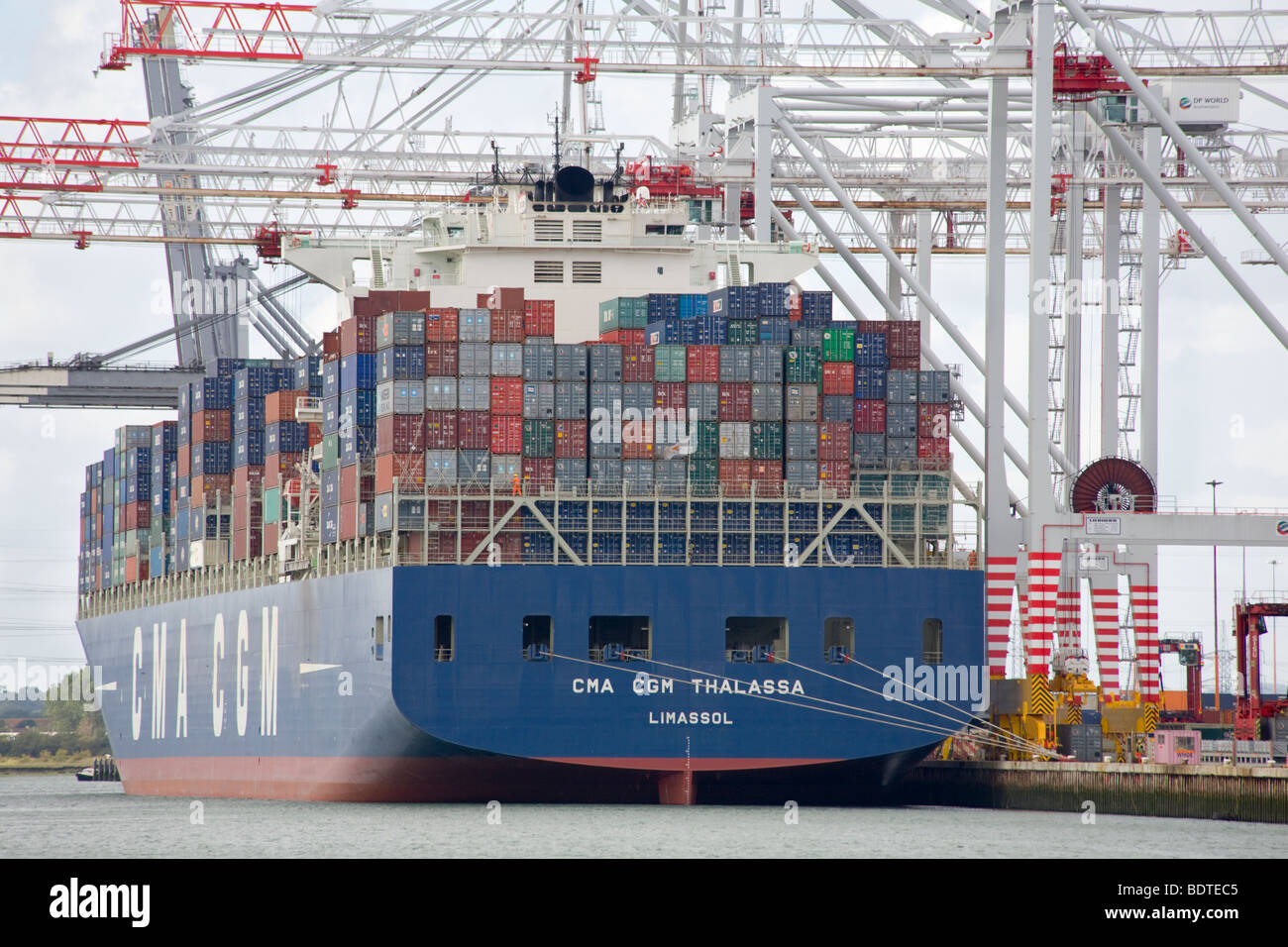 Container ship docks hi-res stock photography and images - Alamy
