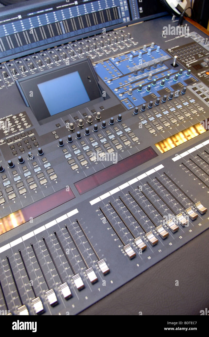 MUSIC RECORDING DESK IN STUDIO Photo Alan Edwards Stock Photo - Alamy