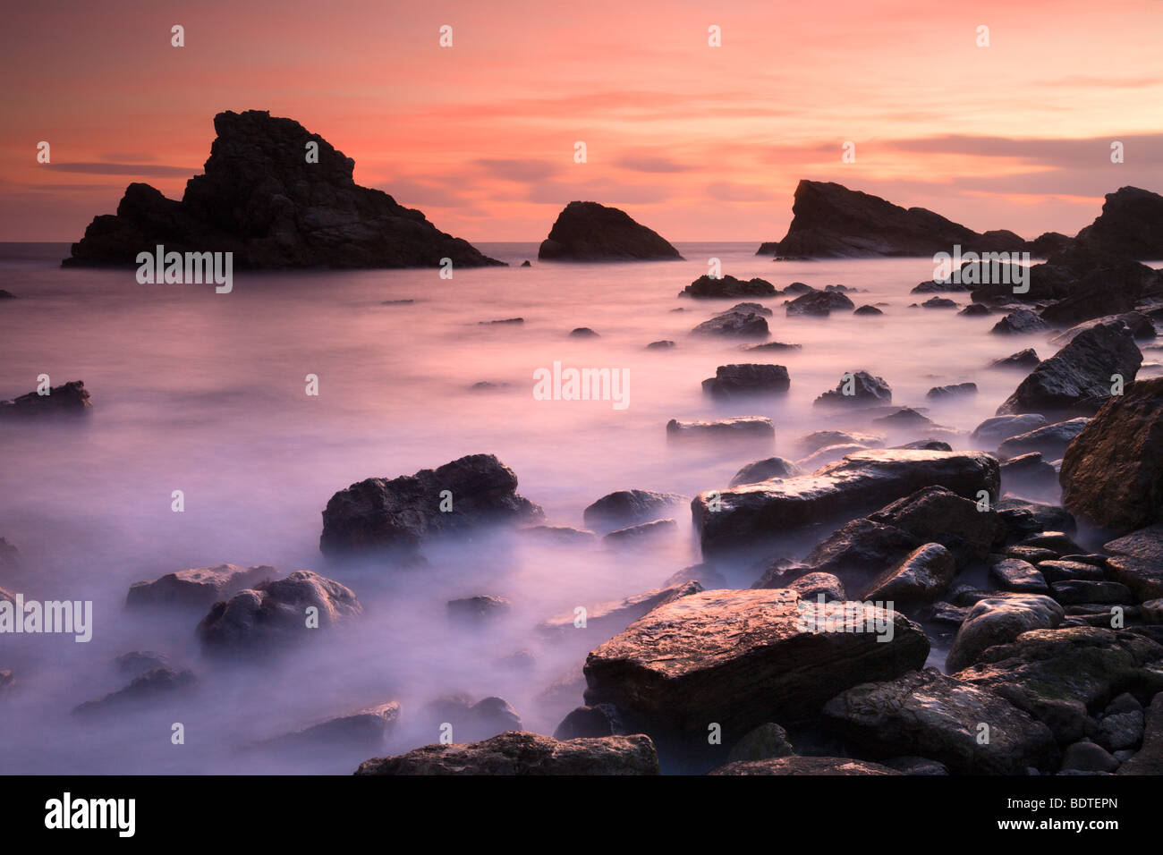 Pink twilight on the rocky shores of Mupe Rocks, Jurassic Coast World ...