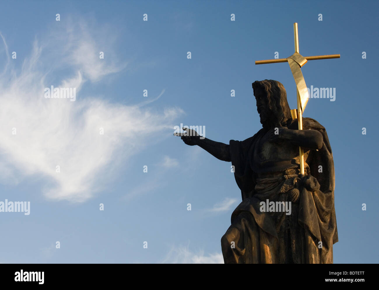 Pointing statue hi-res stock photography and images - Alamy