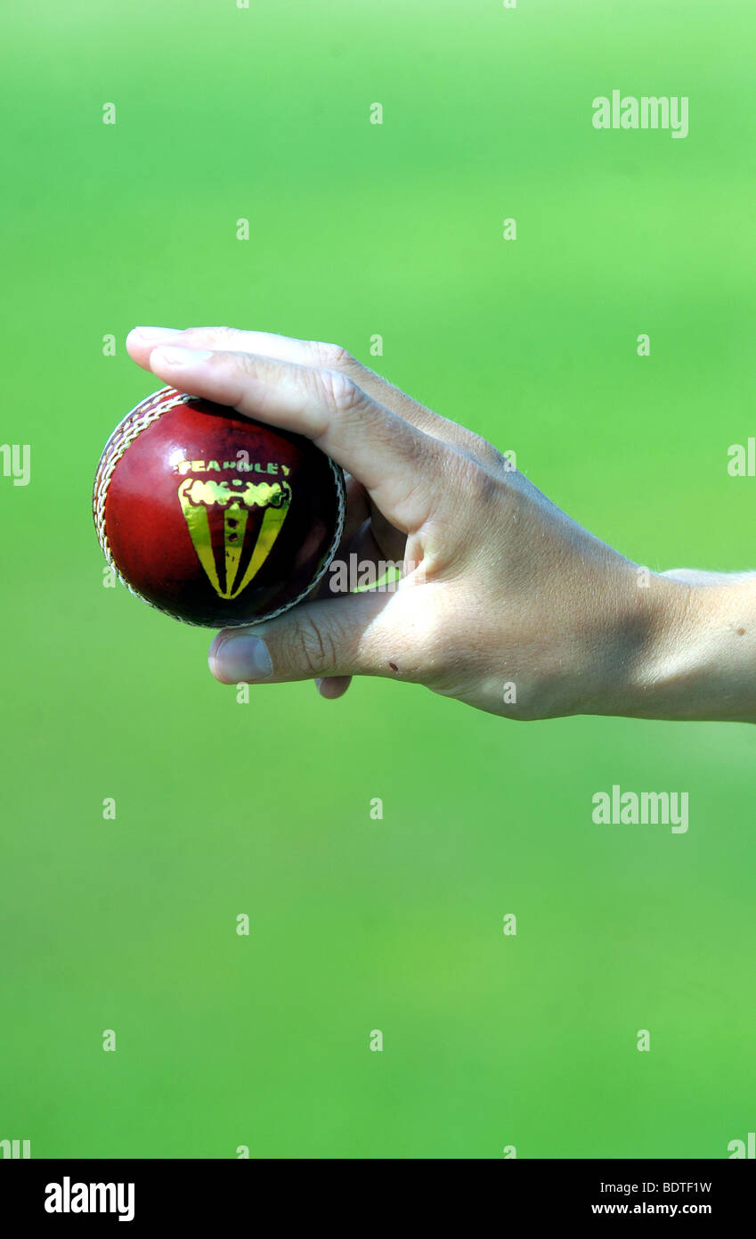 Cricket ball fingers hi-res stock photography and images - Alamy