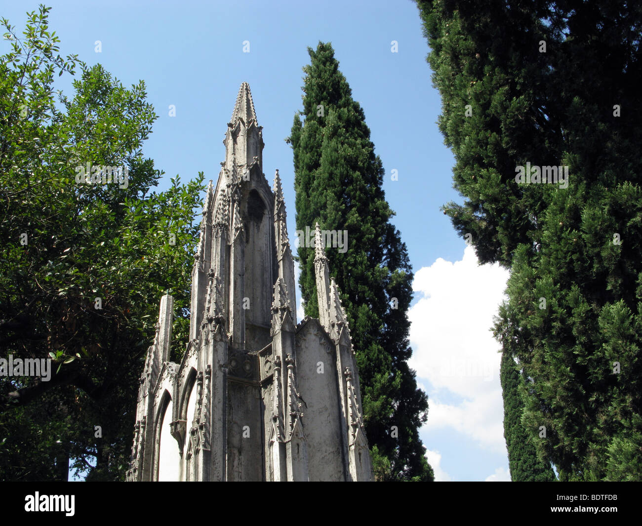 gravestones in protestant cemetery near piramide, rome Stock Photo - Alamy