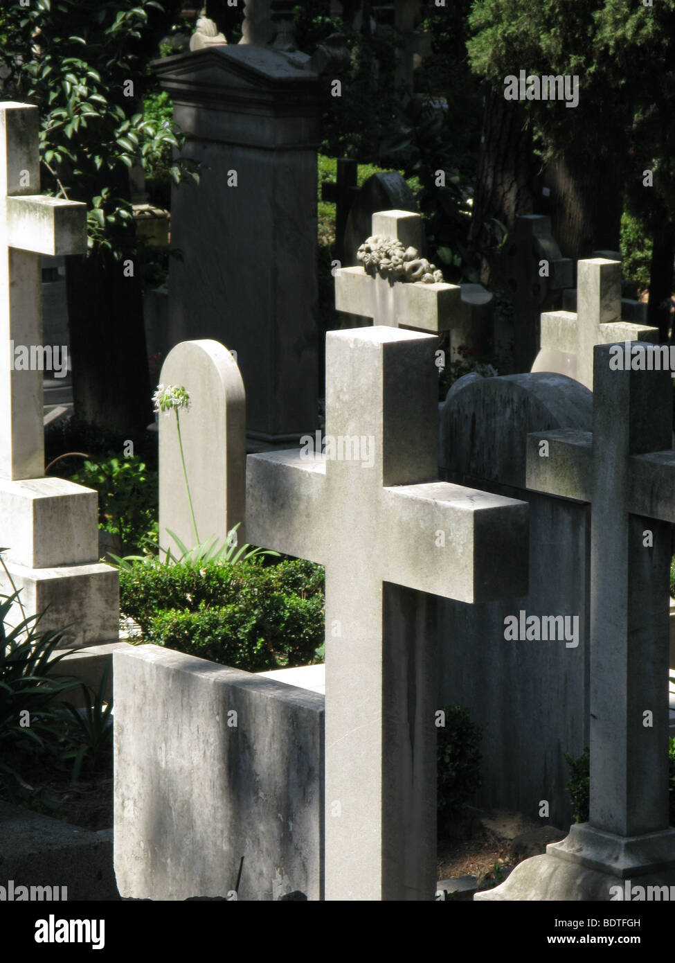 The protestant cemetery near piramide hi-res stock photography and ...