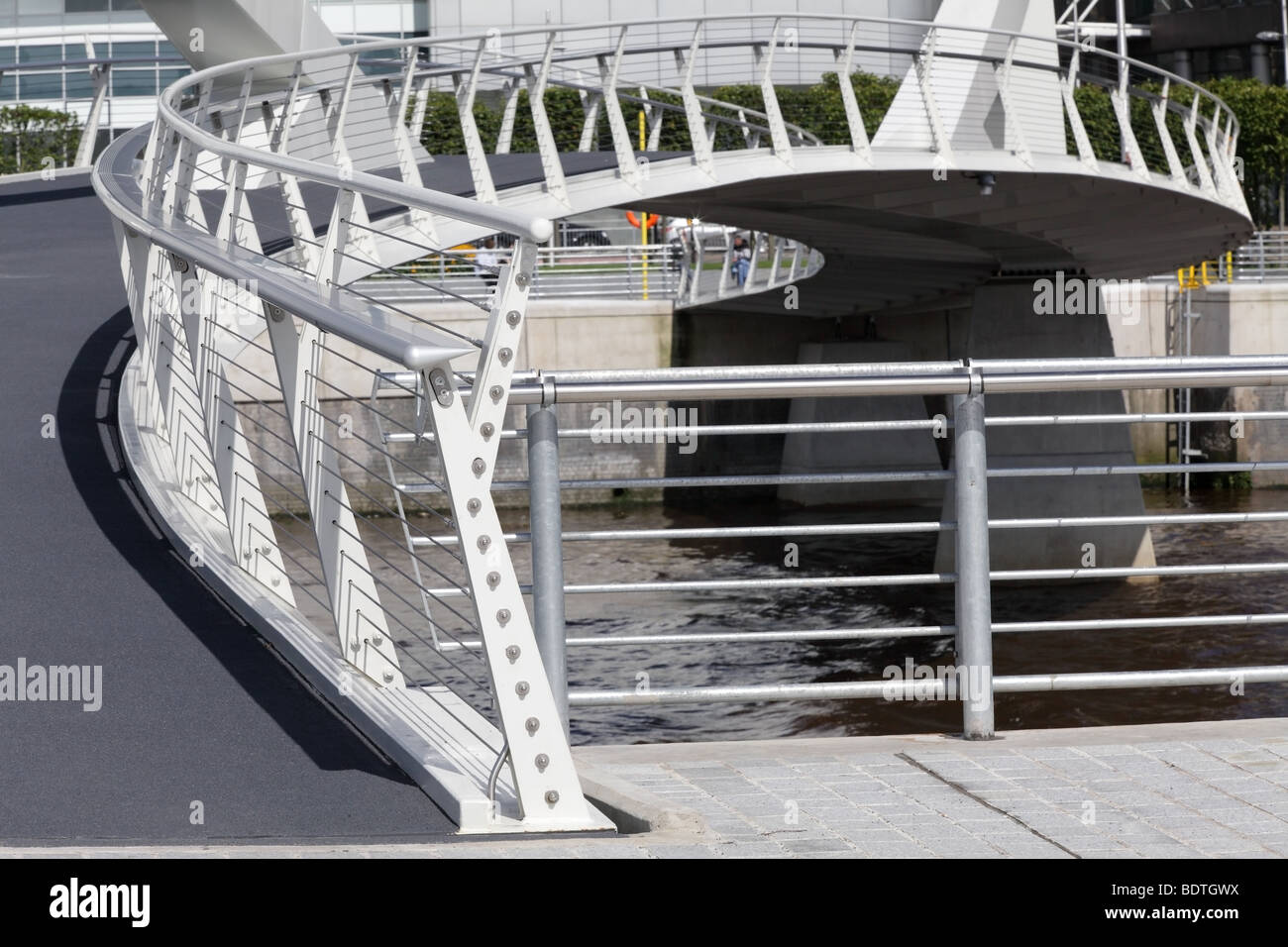 Tradeston / Squiggly Pedestrian & Cycle Bridge over the River Clyde to ...