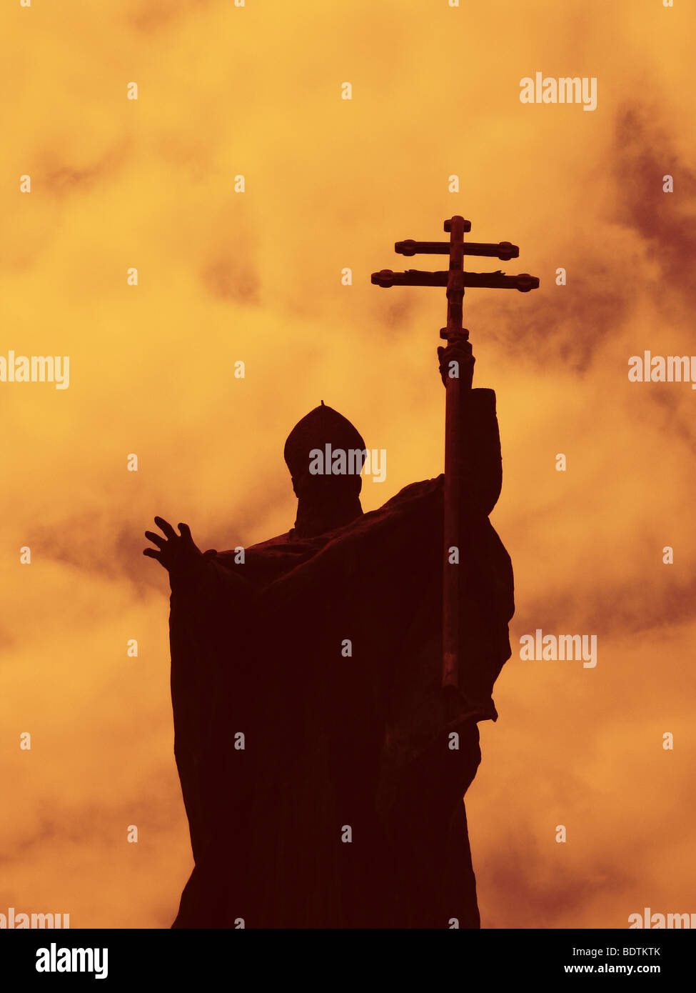 Statue holding cross hi-res stock photography and images - Alamy