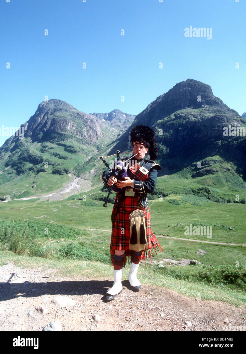 Lone piper playing bagpipes hi-res stock photography and images - Alamy