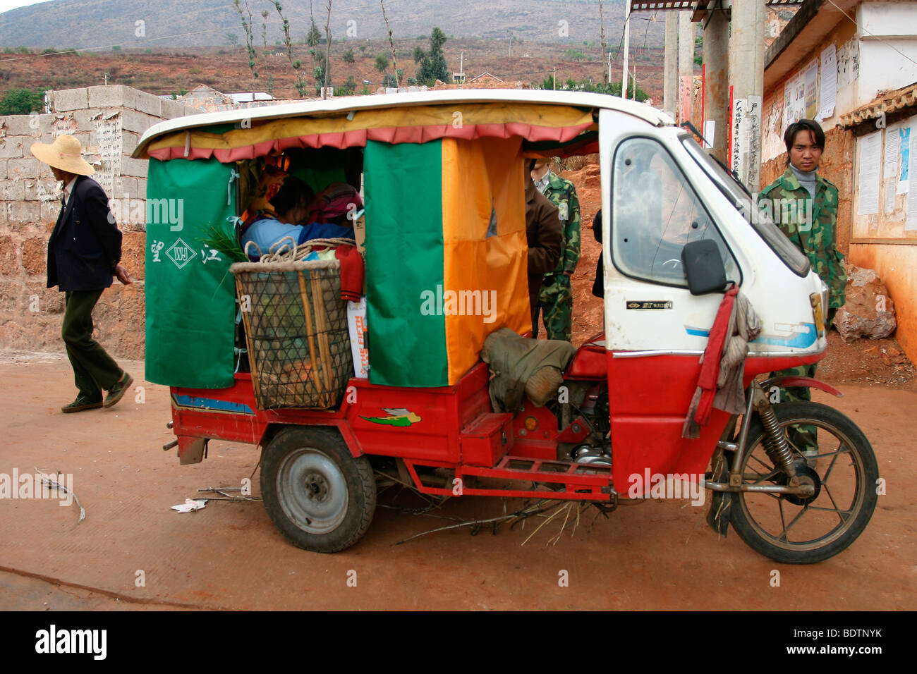 Chinesische rikscha hi-res stock photography and images - Alamy