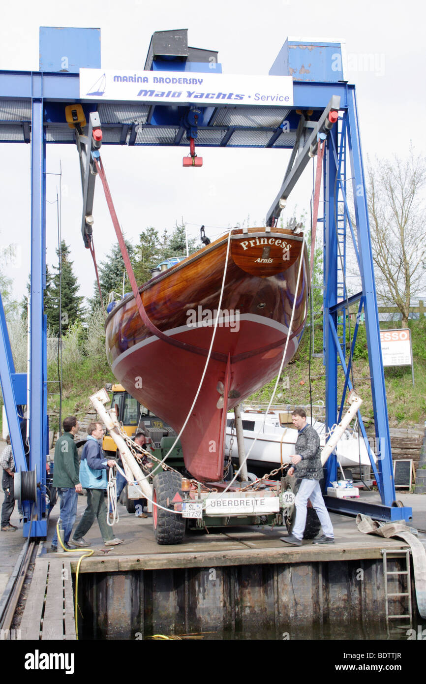bootsbau, schiffsbau, schiff im trockendock aufgedockt, boatbuilding ...