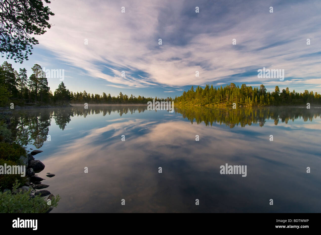 morgendaemmerung bei see im naturrerservat rogen, dawning at lake in ...