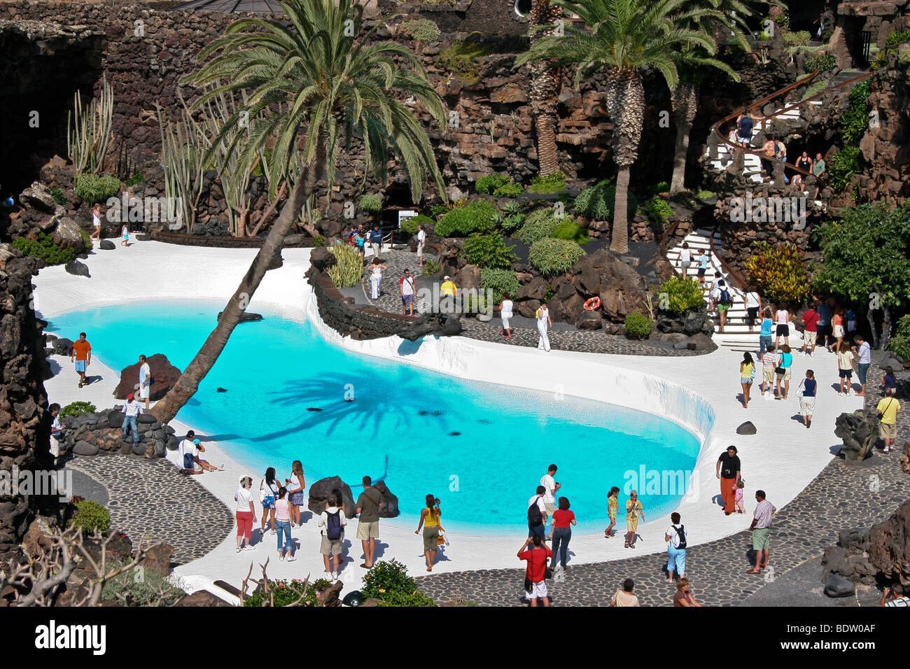 People sitting around pool hi-res stock photography and images - Alamy