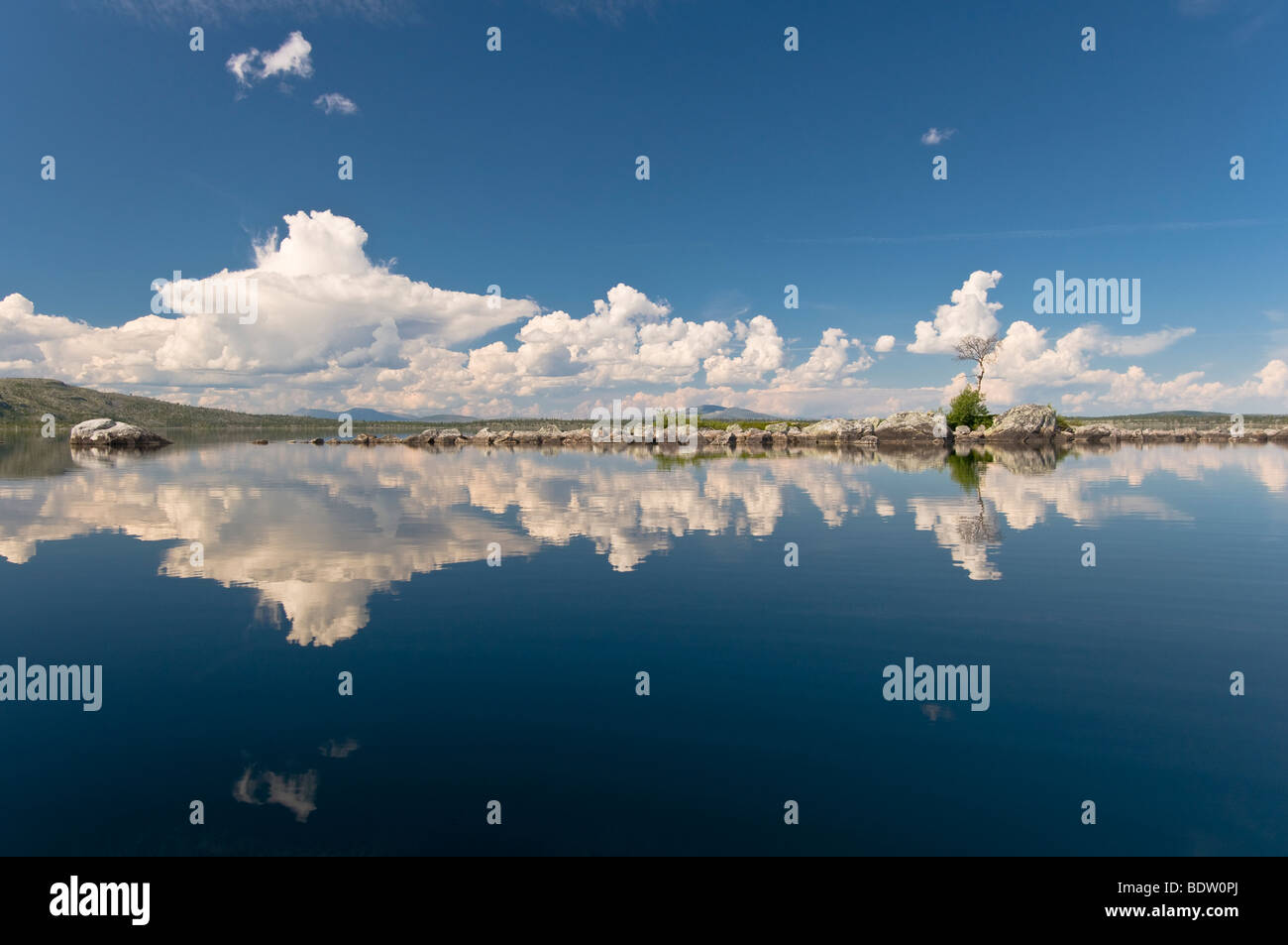 wolken spiegeln sich im see rogen, naturreservat rogen, haerjedalen ...