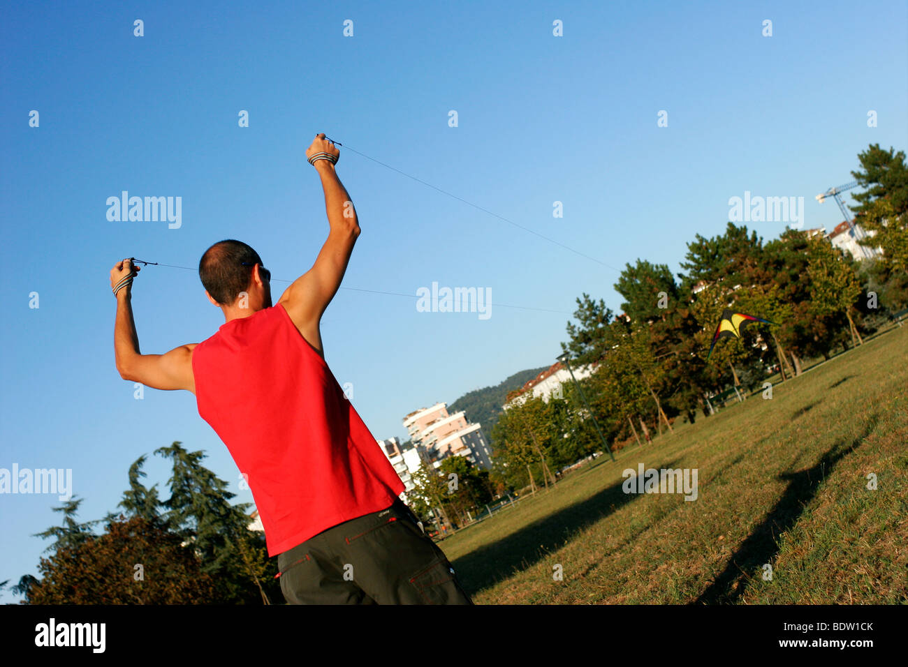 Boy playing with an acrobatic sport kite Stock Photo - Alamy