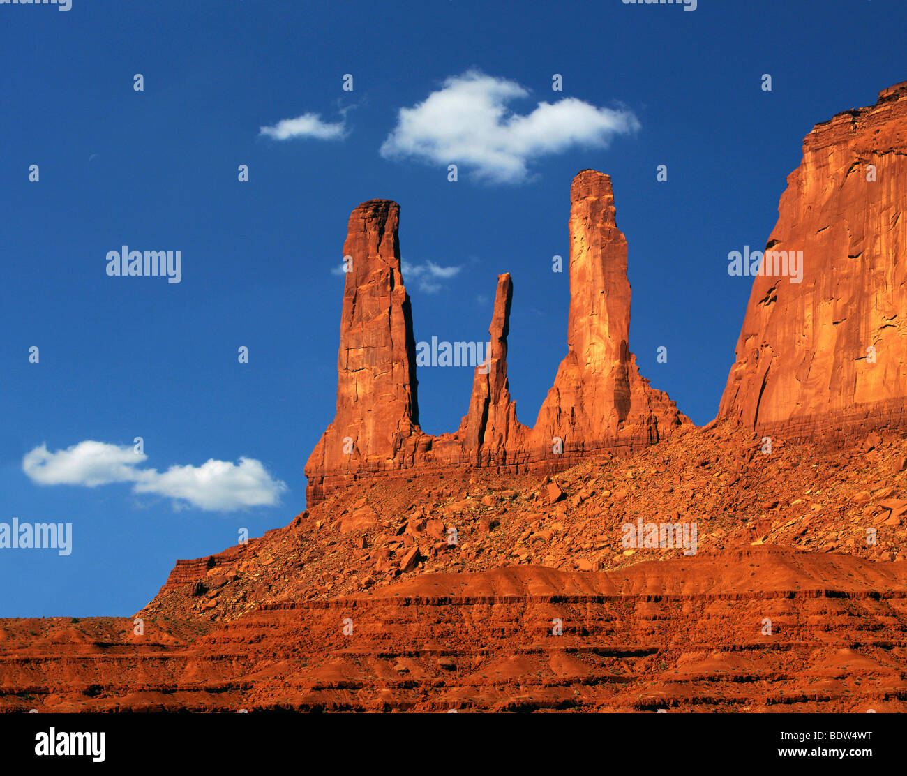 Three sisters monument hi-res stock photography and images - Alamy