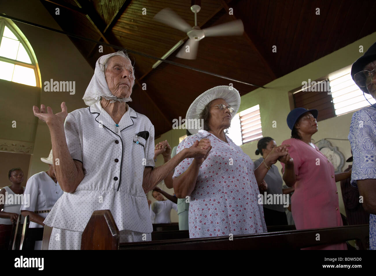 Congregation singing in mass hi-res stock photography and images - Alamy