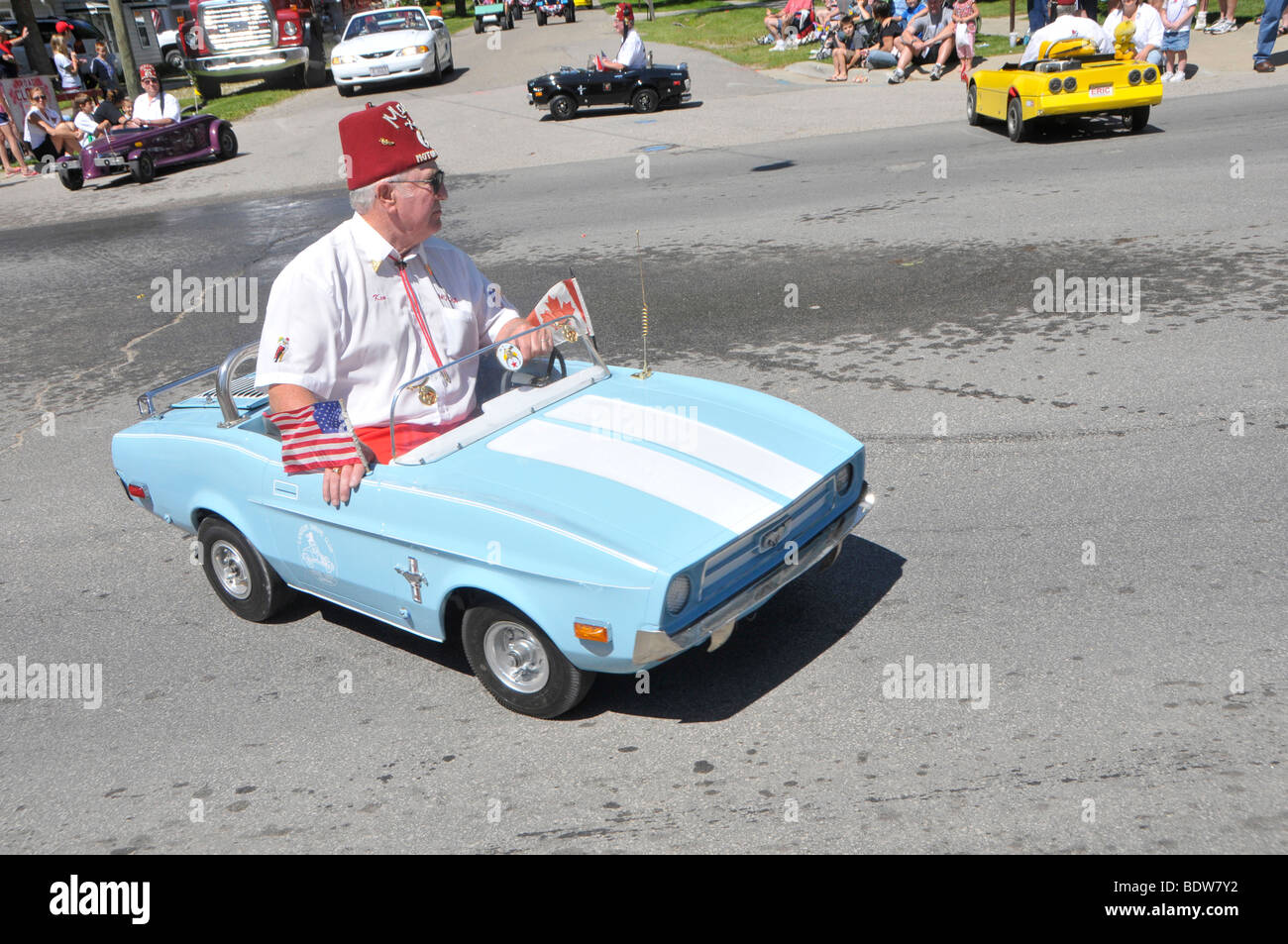 Shriners in midget cars in patriotic parade Stock Photo - Alamy