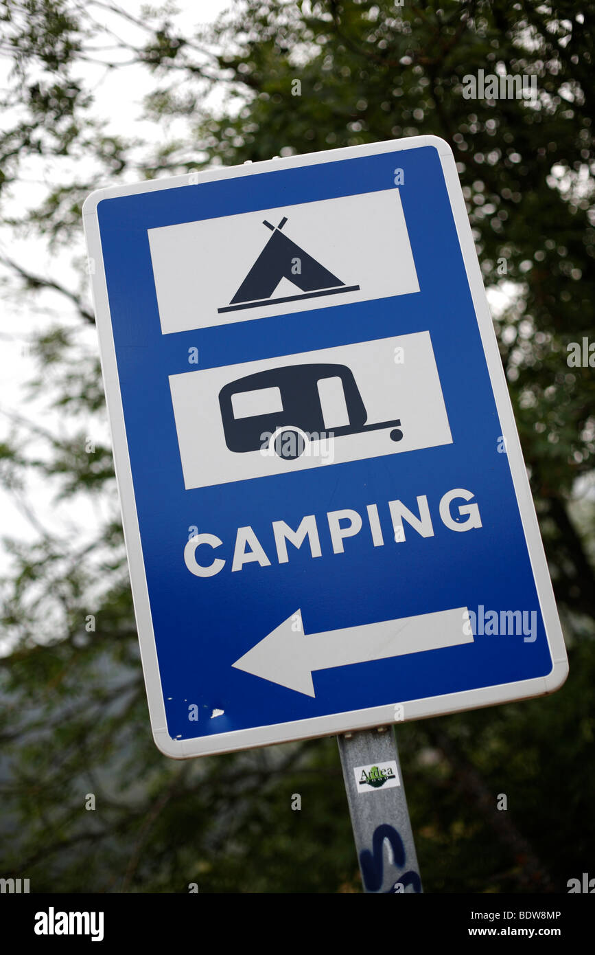 Camping road sign hi-res stock photography and images - Alamy