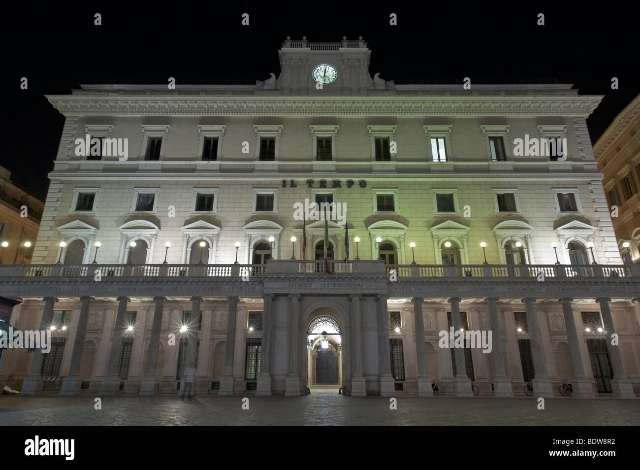 Rome, Italy. Night view of Palazzo Wedekind in Piazza Colonna Stock ...