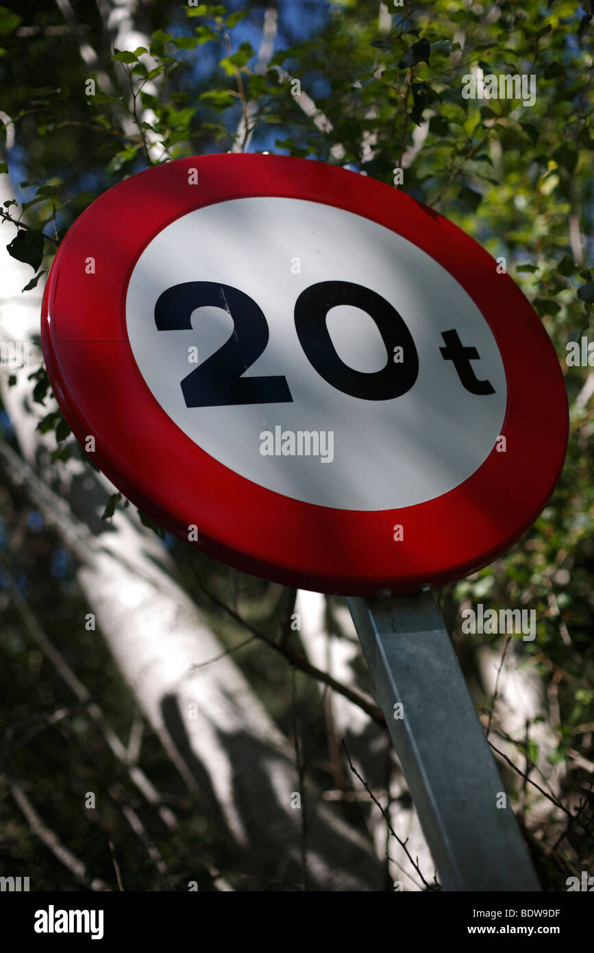 A Spanish road sign advising of a 20 tonne weight limit Stock Photo - Alamy