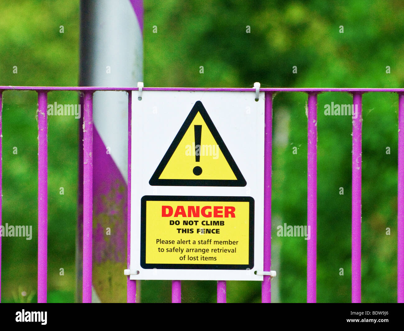 Danger, Do not climb fence sign Stock Photo - Alamy