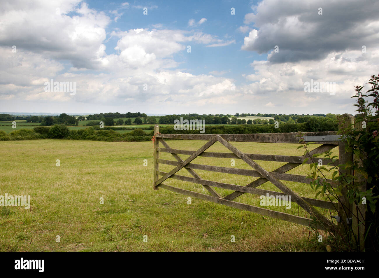 Open farm gate hi-res stock photography and images - Alamy