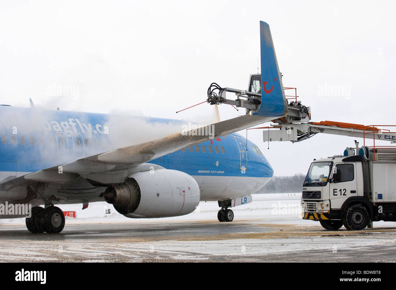 De-icing a plane at Munich Airport Franz Josef Strauss, Munich, Bavaria ...