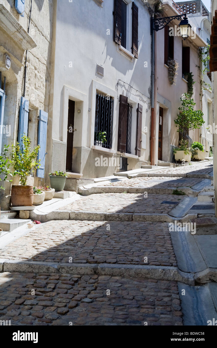 Provencal street in the sun hi-res stock photography and images - Alamy