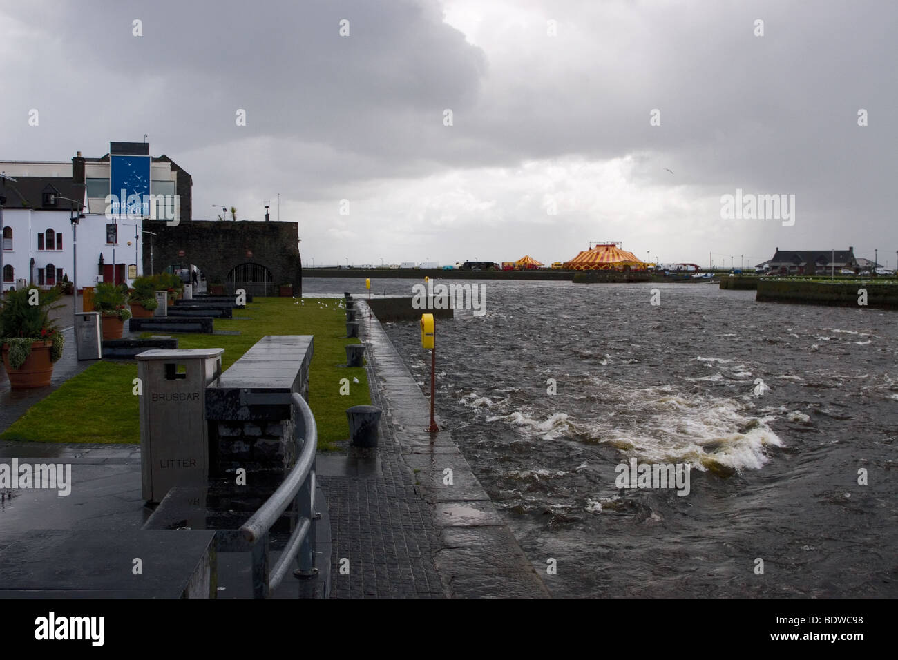 Spanish arch galway harbour hi-res stock photography and images - Alamy