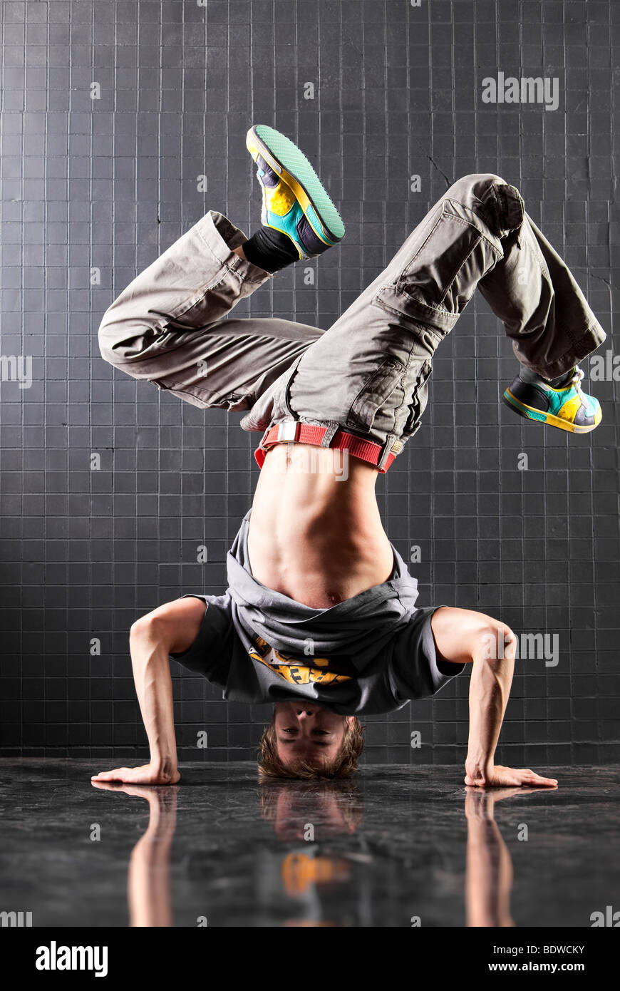 Breakdancing dancer hi-res stock photography and images - Alamy
