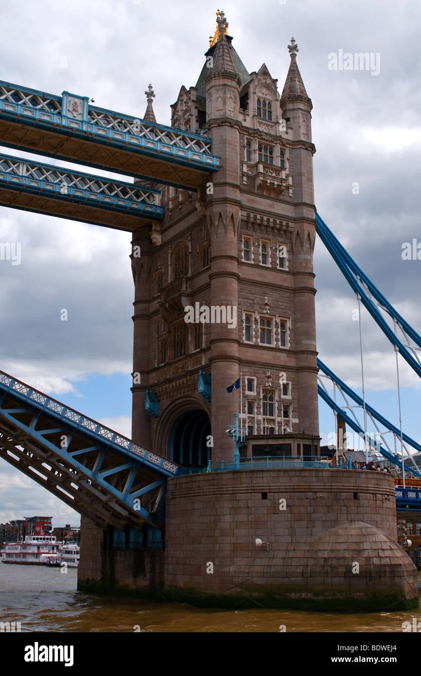 Open tower bridge hi-res stock photography and images - Alamy