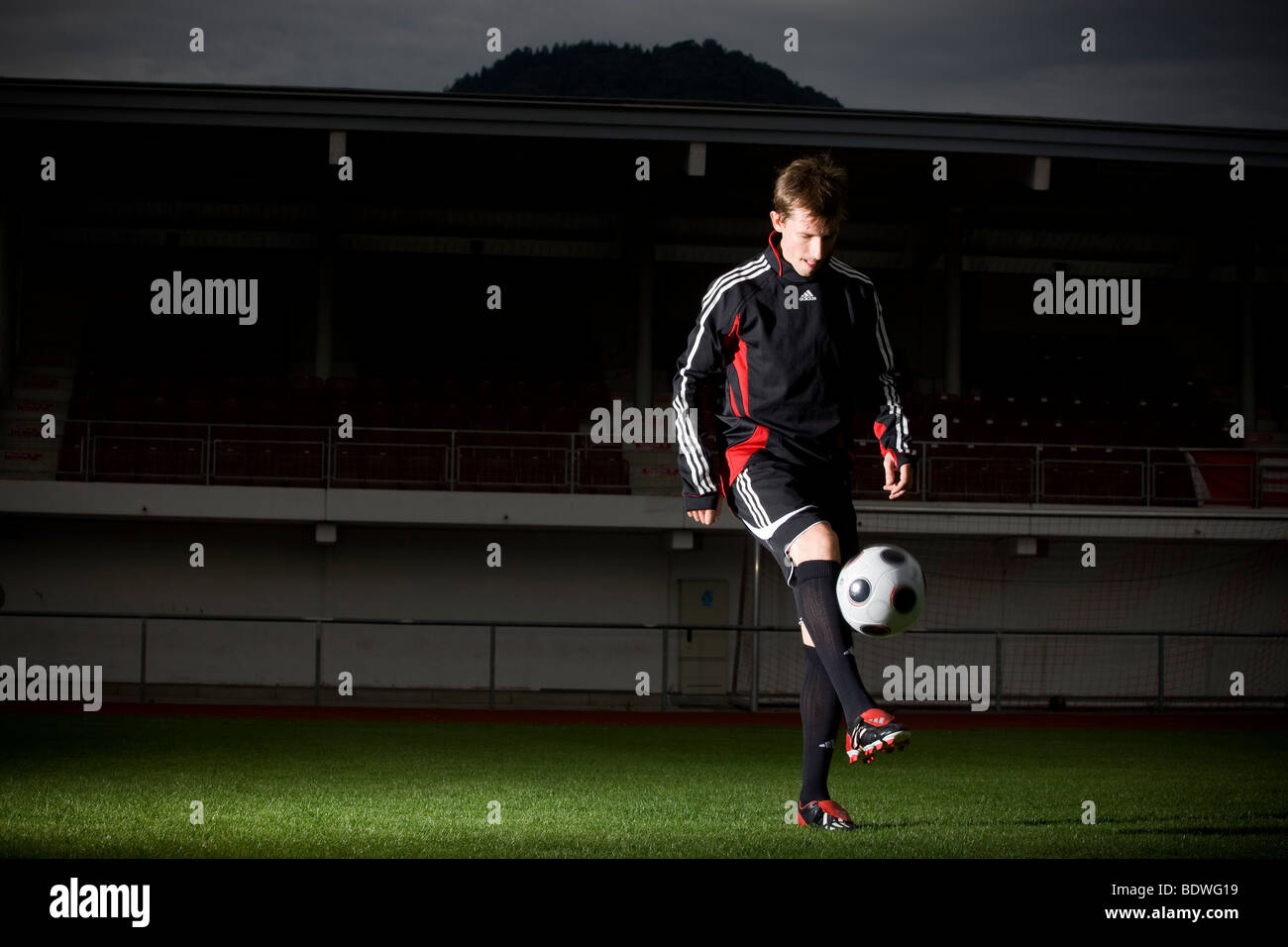 Football player full body hi-res stock photography and images - Alamy