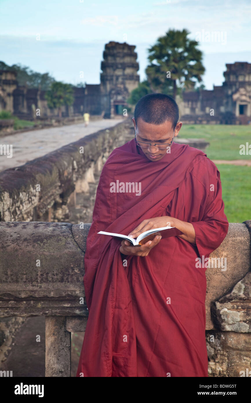 A Buddhist monk reading with the grounds of Angkor Wat Stock Photo - Alamy