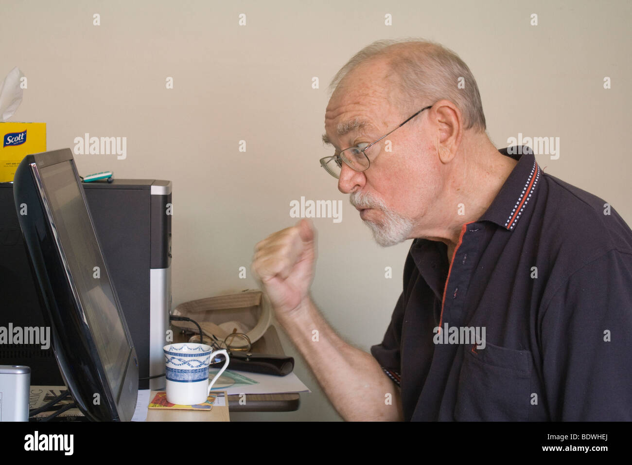 Man smashing computer with hammer hi-res stock photography and images ...