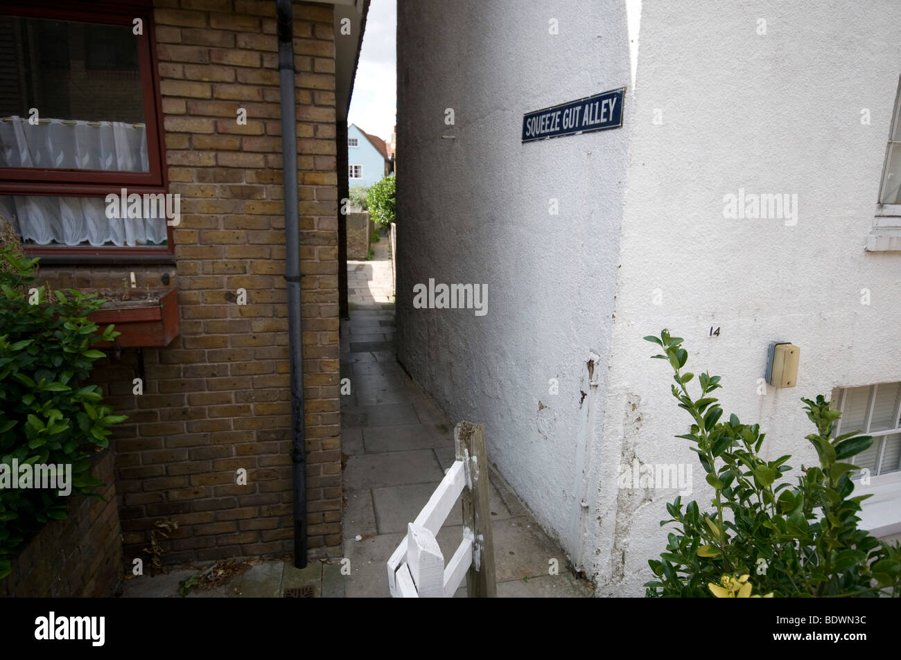squeeze gut alley a very narrow alley one of the many alleys in ...