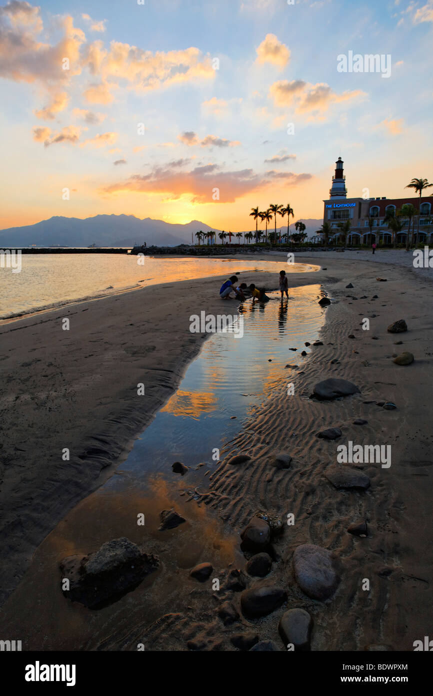 Children in the seashore hi-res stock photography and images - Alamy