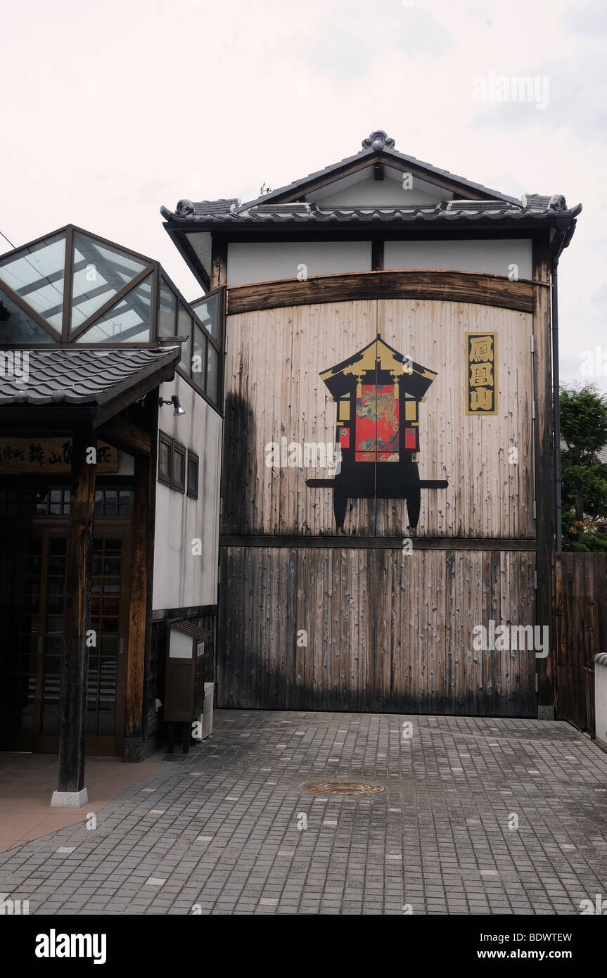 Traditional outdoor shrines hi-res stock photography and images - Alamy