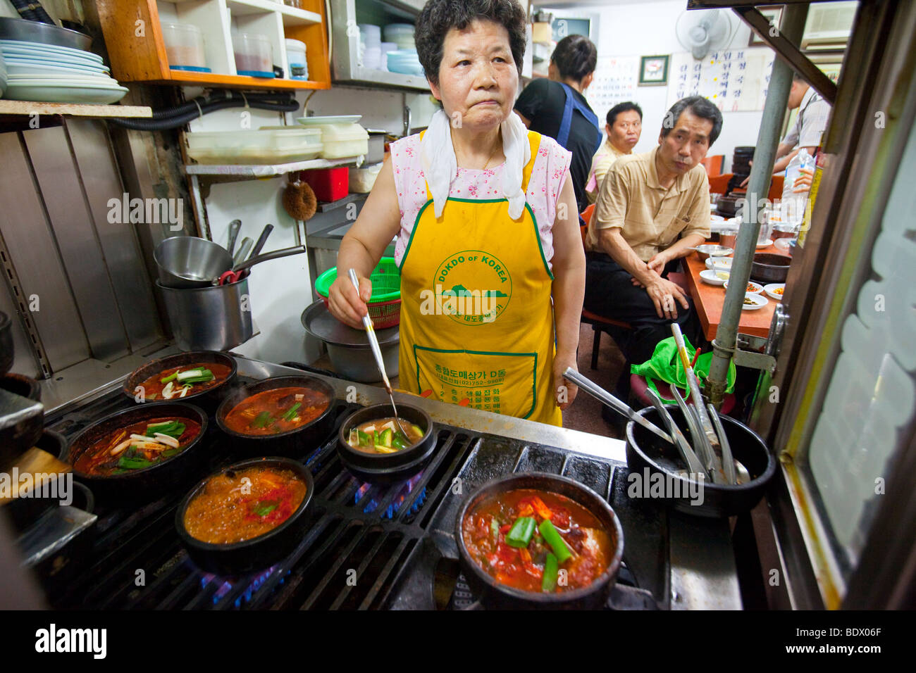 Korea seoul cooking selling hi-res stock photography and images - Alamy