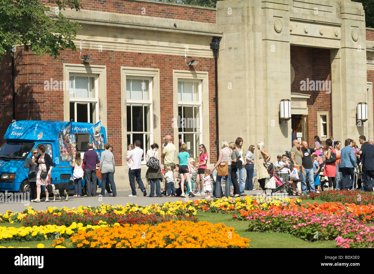Long Ice Cream Van Queue High Resolution Stock Photography and Images ...