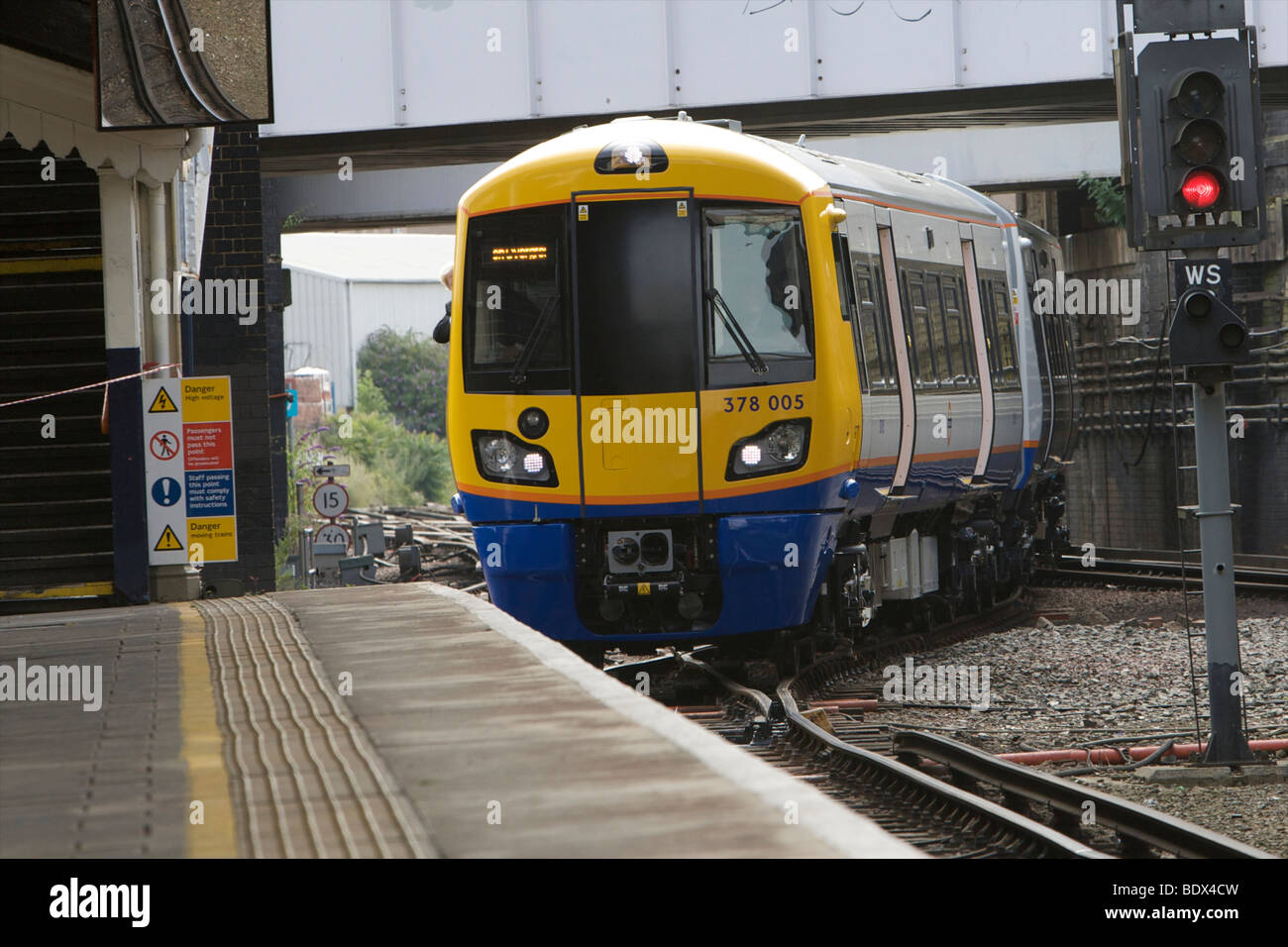 New overground train hi-res stock photography and images - Alamy