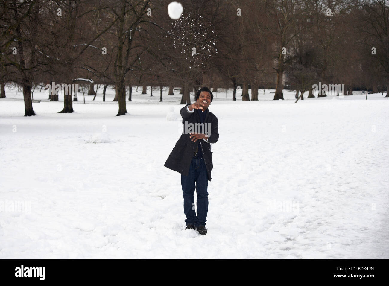 Snowball fight uk hi-res stock photography and images - Alamy