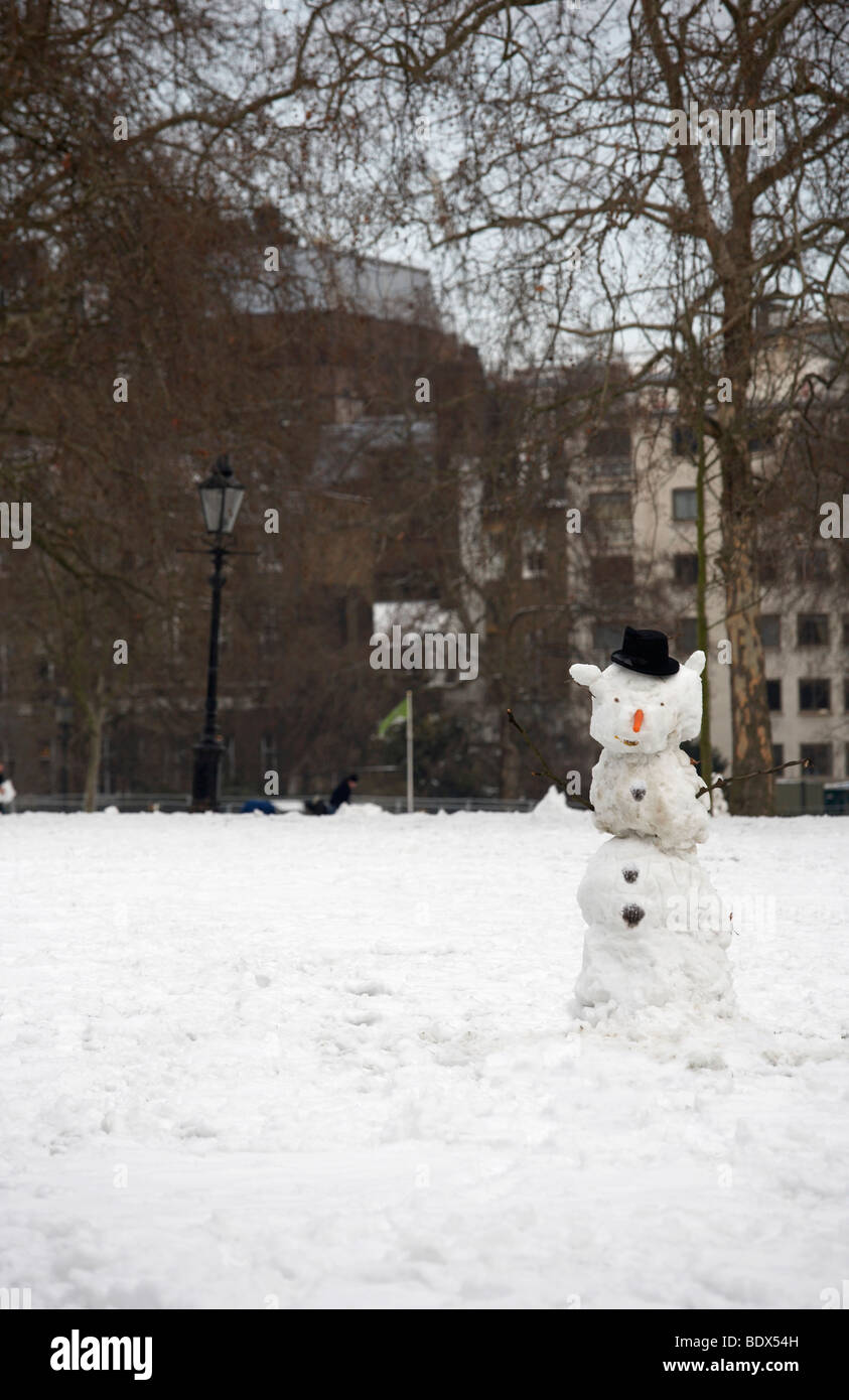LONDON: SNOWMAN IN GREEN PARK Stock Photo - Alamy