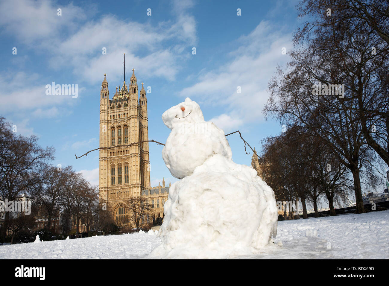 LONDON: SNOWMAN AND HOUSES OF PARLIAMENT IN THE SNOW Stock Photo - Alamy