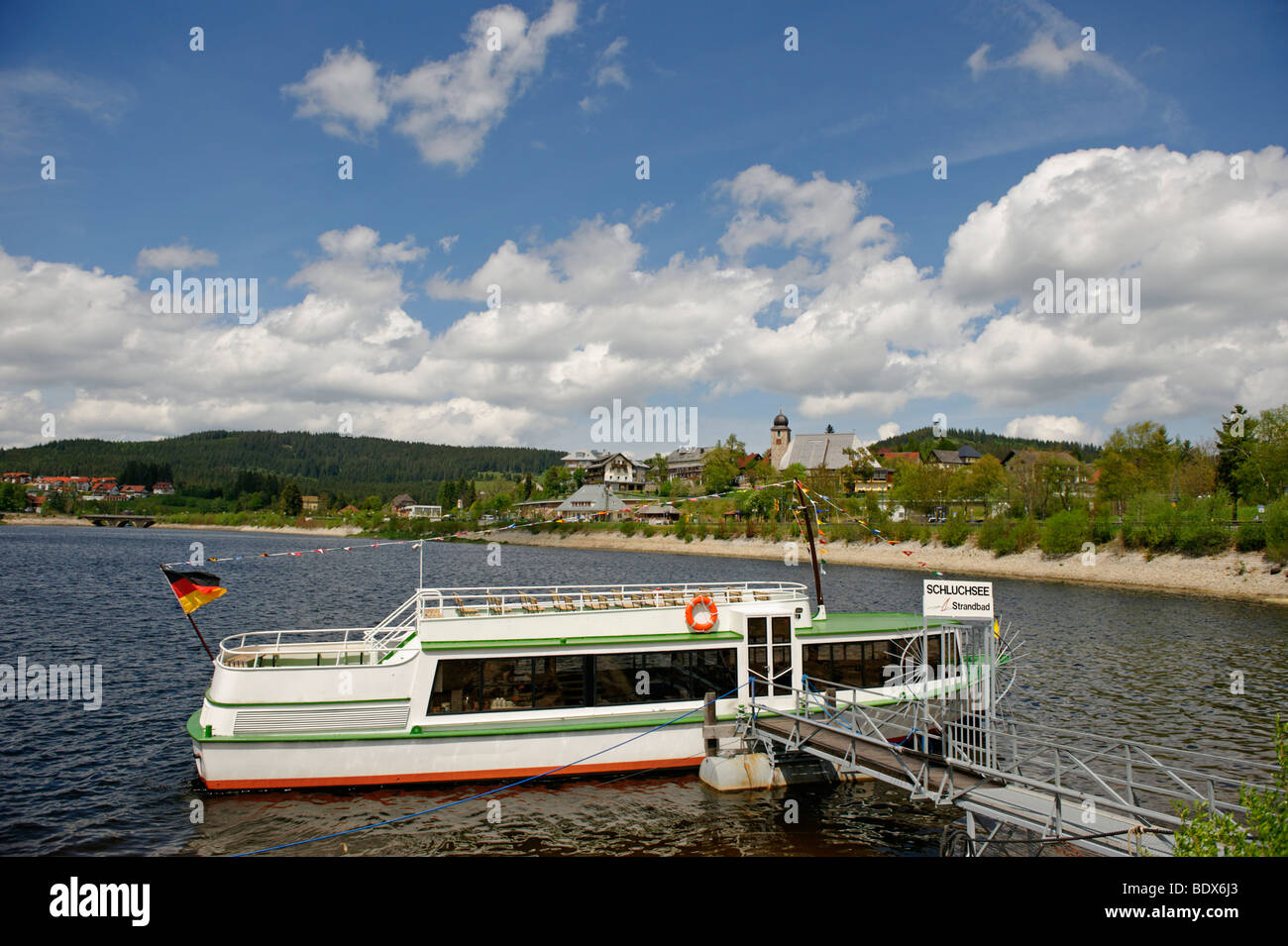 Ausflugsboot am pier hi-res stock photography and images - Alamy
