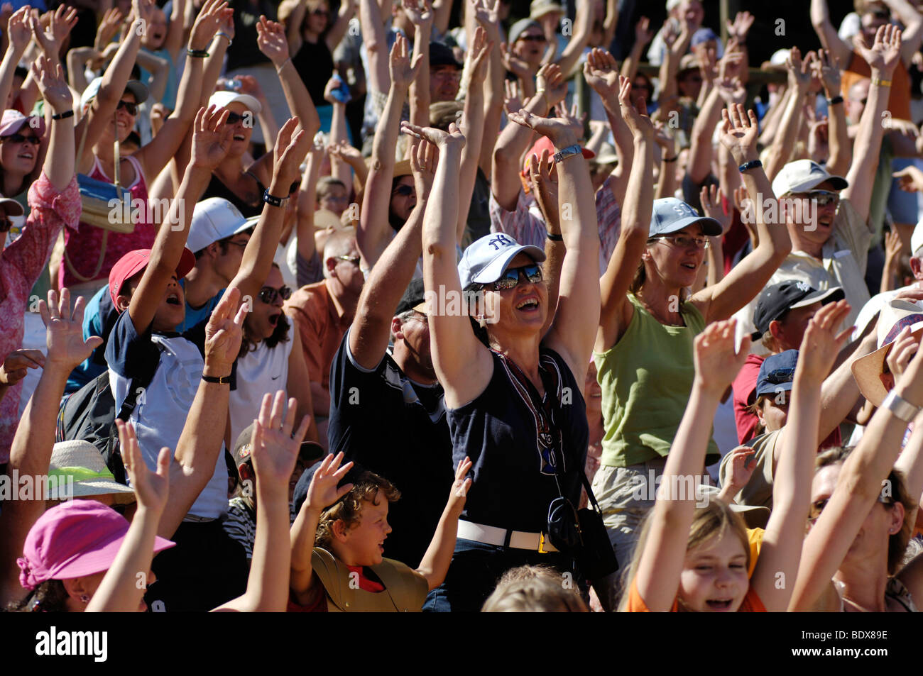 Cheering crowd photos hi-res stock photography and images - Alamy