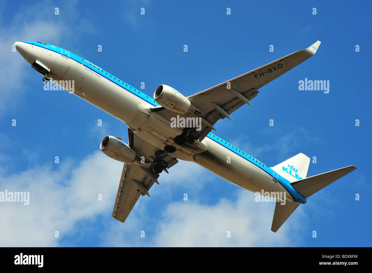 Aircraft flying overhead Stock Photo - Alamy