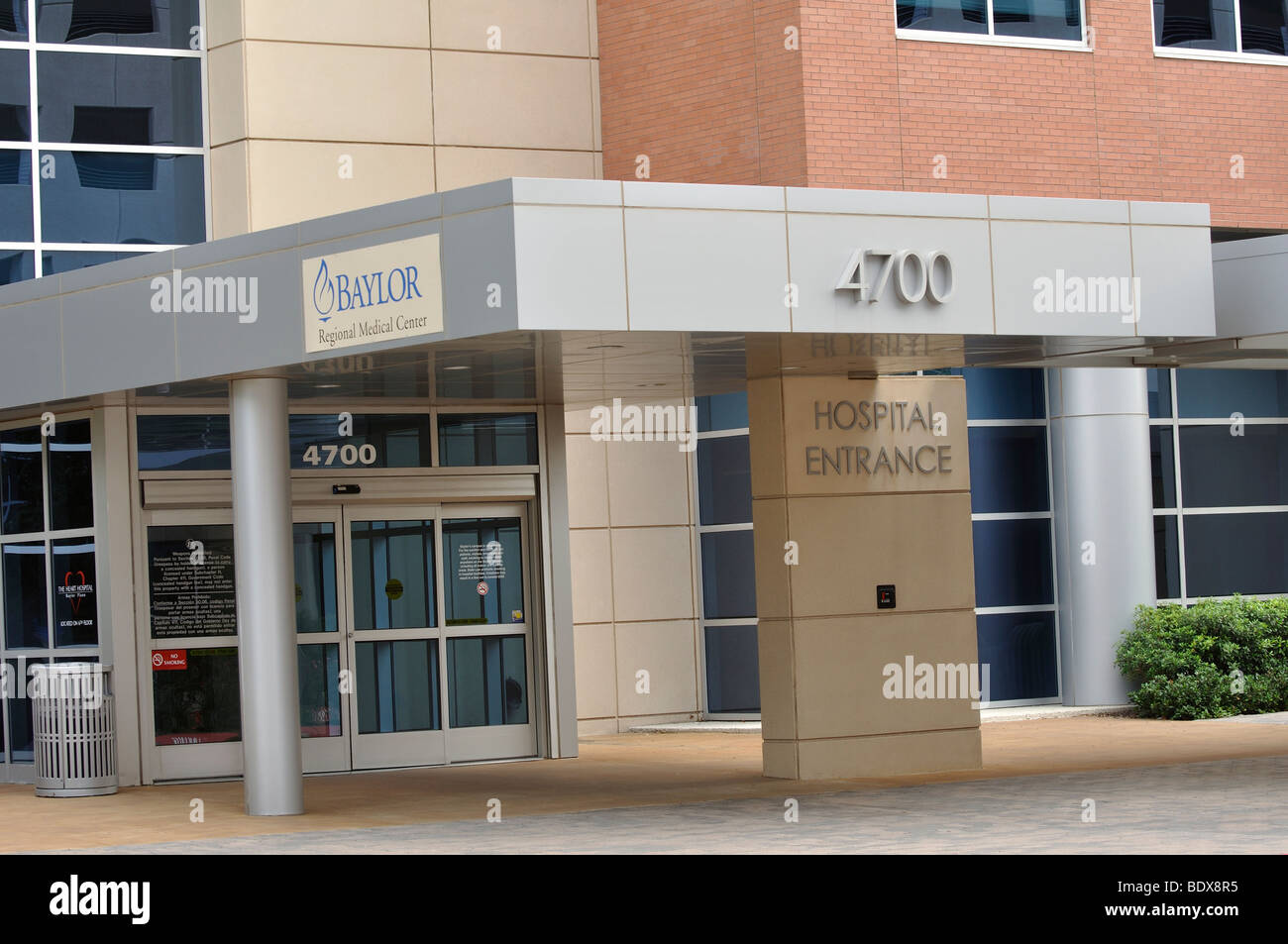 Hospital building entrance hi-res stock photography and images - Alamy