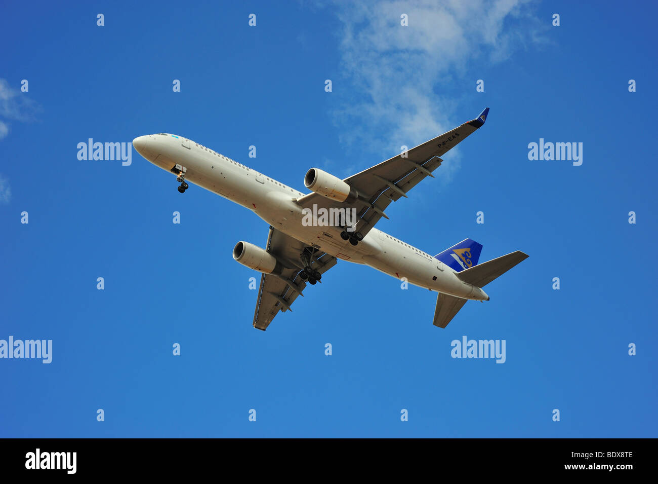 Jet airliner overhead hi-res stock photography and images - Alamy