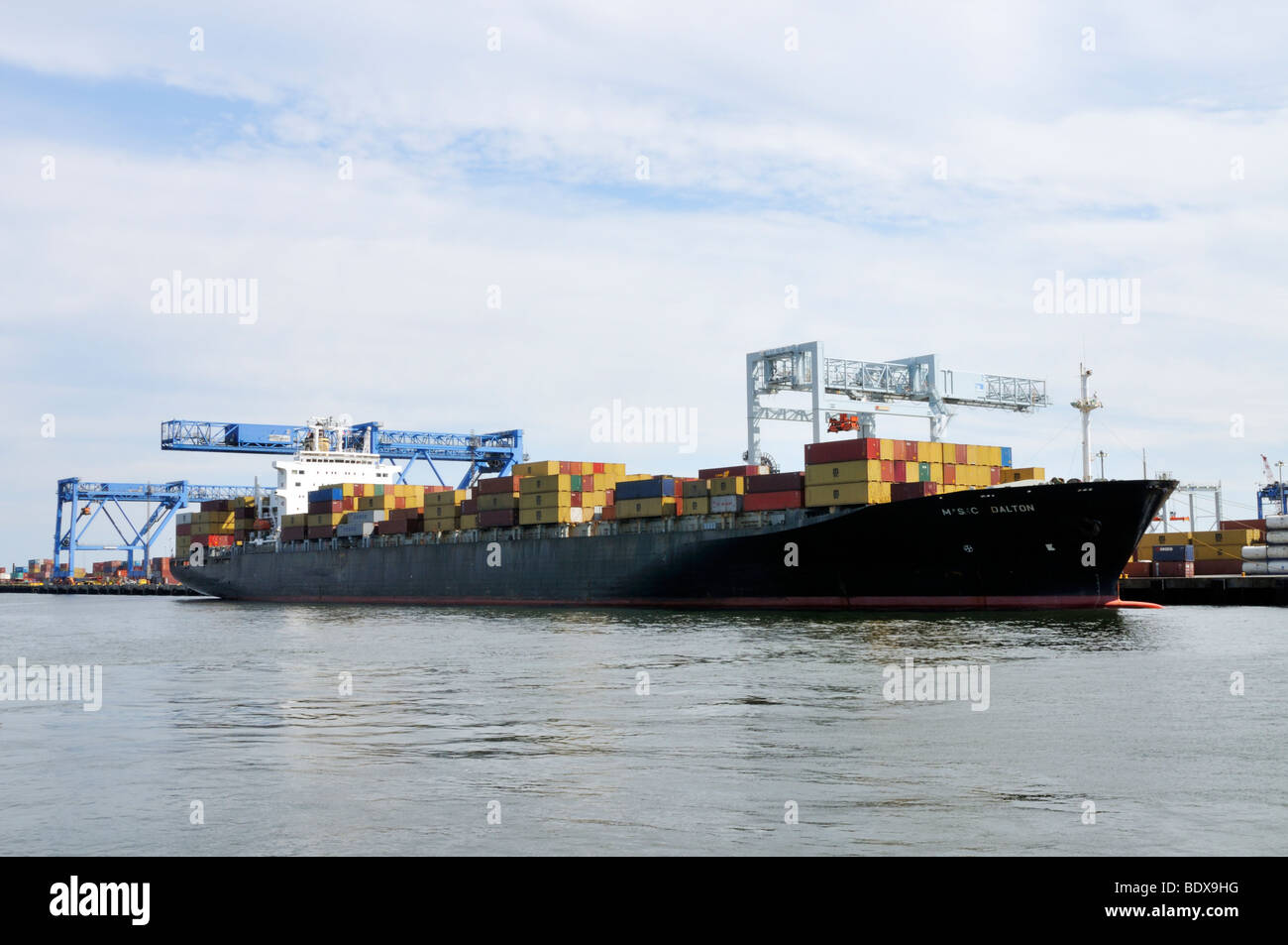 Container ship offloading hi-res stock photography and images - Alamy